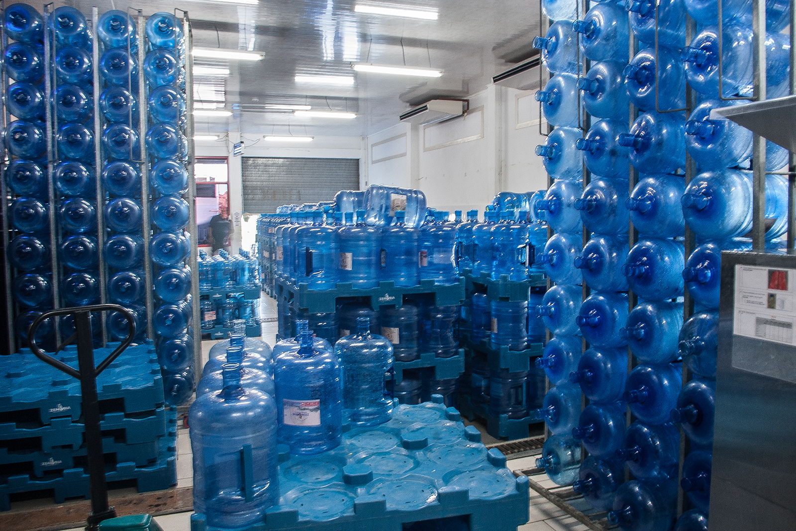 ZENOBIA BOTTLING COMPANY NV - het lekkerste water in Suriname.